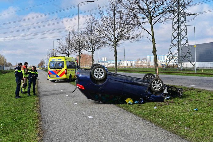 Auto belandt op z’n kop bij ongeluk in Moerdijk | Moerdijk | bndestem.nl