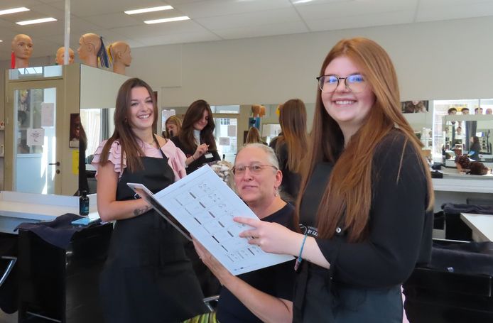 Leerlingen Sandy en Sydney runnen kapsalon als minionderneming ...