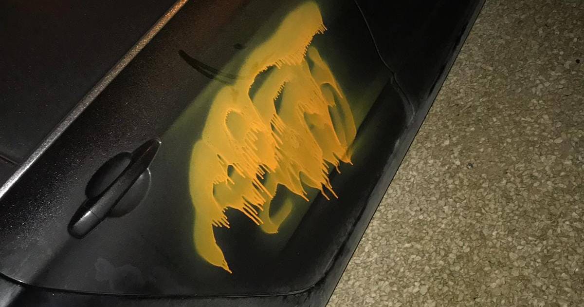 Geparkeerde wagen met verf beklad op oprit | Roeselare | hln.be