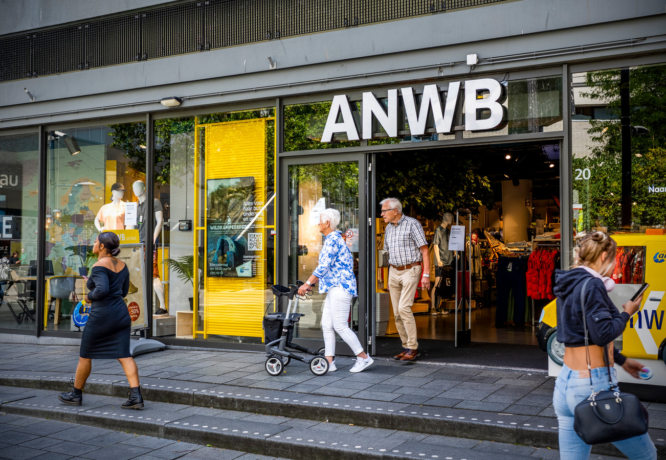 Snel nog even een routekaart of vignet bij de ANWB-winkel halen? Ze ...