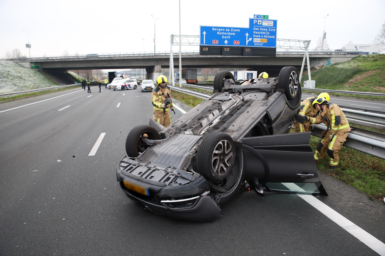 Auto op de kop op A4 bij Rijswijk; weg richting Amsterdam afgesloten ...