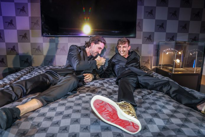 Jori en Maxim uit ‘The Sky is the limit’ stellen duurste bed ter wereld ...