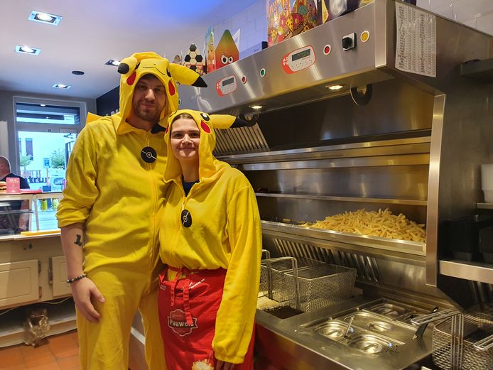 Kelly (37) en Yves (38) kruipen weekend lang als Pikachu achter de ...