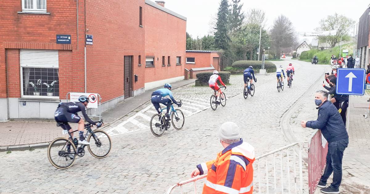 Peloton dokkert over eerste kasseistrook in de Vlaamse Ardennen ...