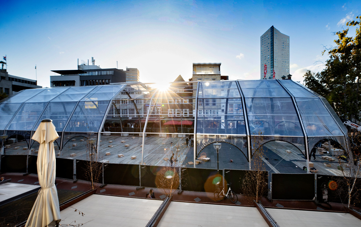 Overkapping terrassen op Markt bijna klaar: ‘Ik schrok zelf ook van die ...
