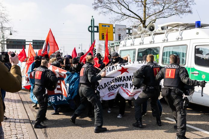 Duitse politie: 53 agenten en 2 demonstranten gewond bij betoging tegen ...