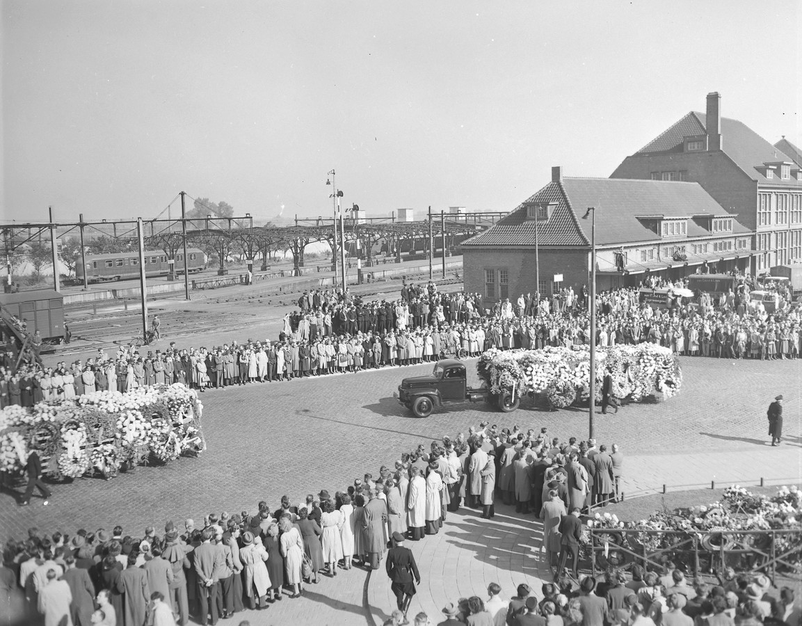 Wie bewees Anton Philips in 1951 de laatste eer? | Foto | AD.nl