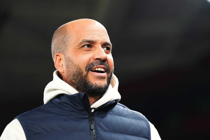 AZ-coach Pascal Jansen zet zijn krabbel onder nieuw contract ...