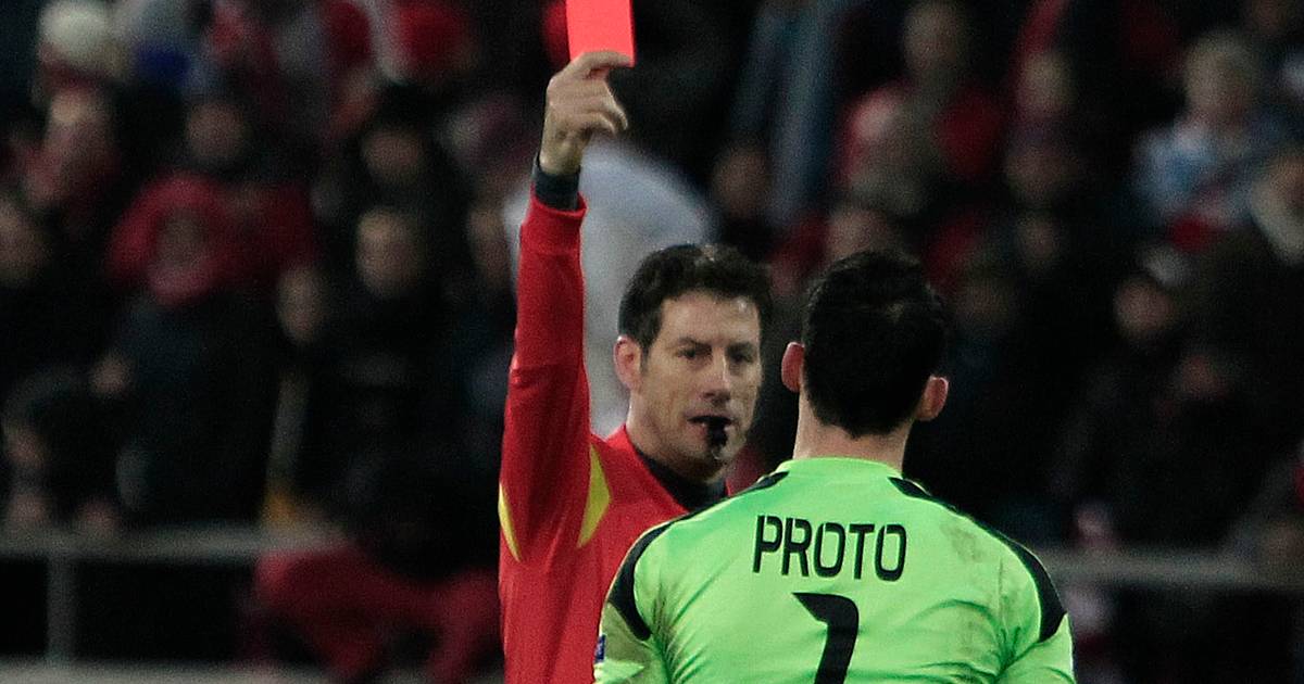 Triest record: negen rode kaarten op één speeldag | Champions League ...