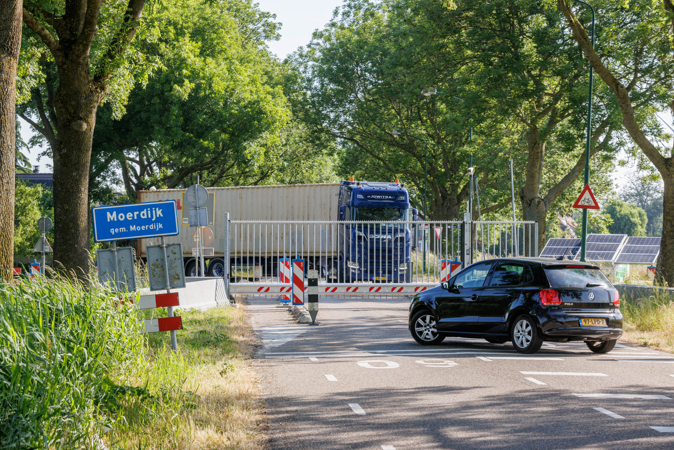 Alle waarschuwingen ten spijt, 15 kilometer vóór Moerdijkbrug al ...