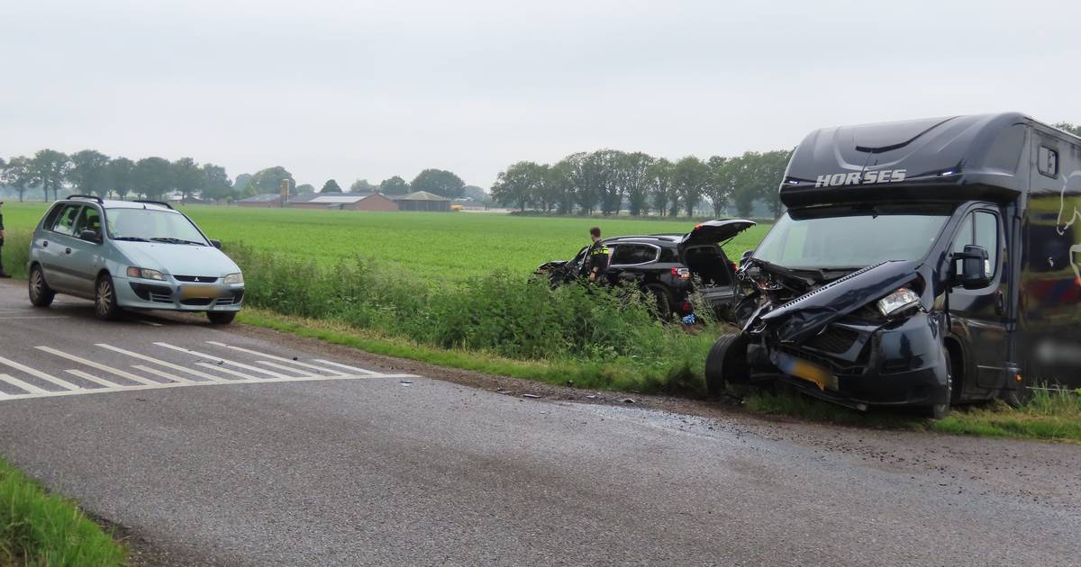 Een gewonde na botsing tussen paardenwagen en automobilist in Oploo ...