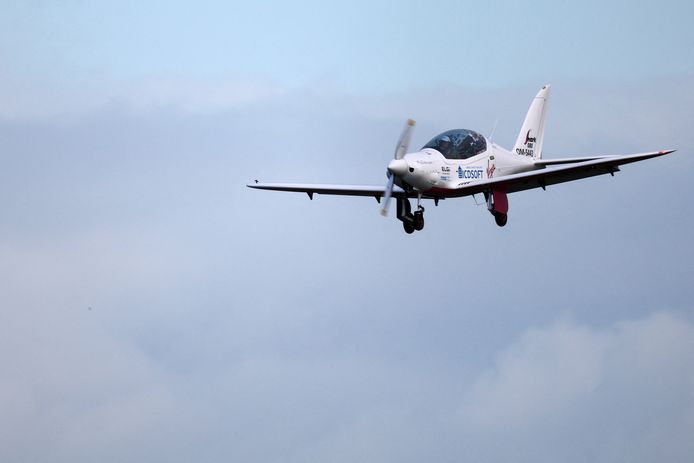 Record battu: une Belge de 19 ans devient la plus jeune aviatrice à ...