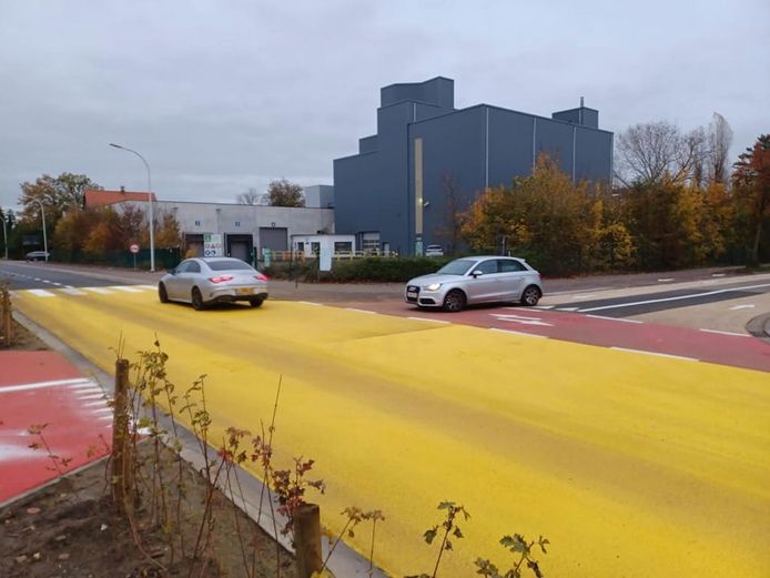 Geel kleurtje op heraangelegde straat moet voor meer veiligheid zorgen ...