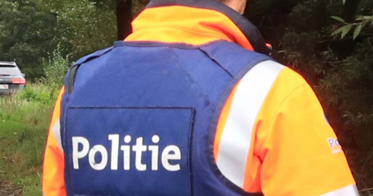 Politie spreekt jongeren aan op achterlaten zwerfvuil | Beveren | hln.be