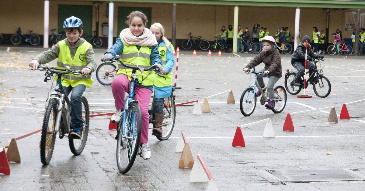 Leerlingen Decrolyschool leggen fietsexamen af | Ronse | hln.be