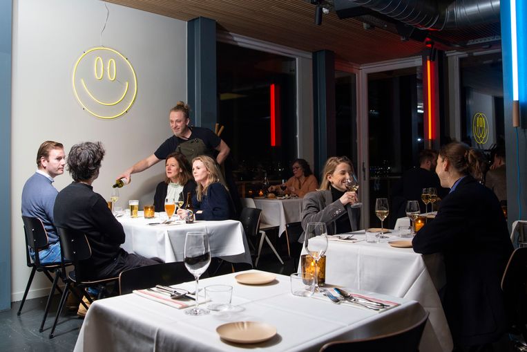 Bij restaurant REM dineer je met uitzicht over het IJ | Het Parool