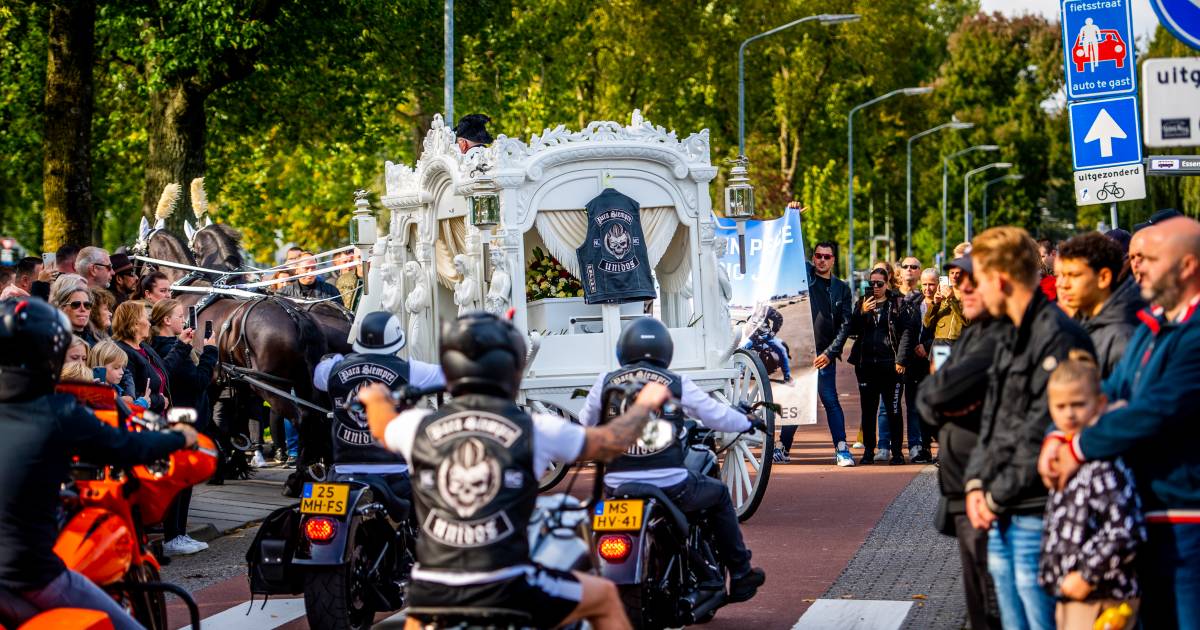 Grote erehaag voor Johnny (38) die in ‘witte trouwkoets’ naar laatste ...