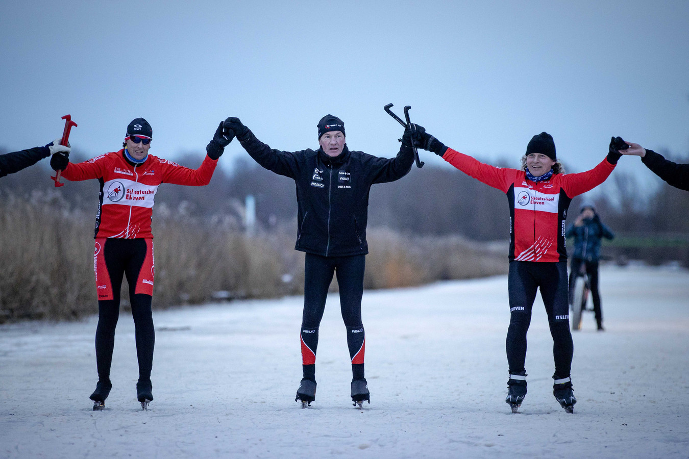 Laatste winnaar Elfstedentocht glijdt over de finish op Bonkevaart ...