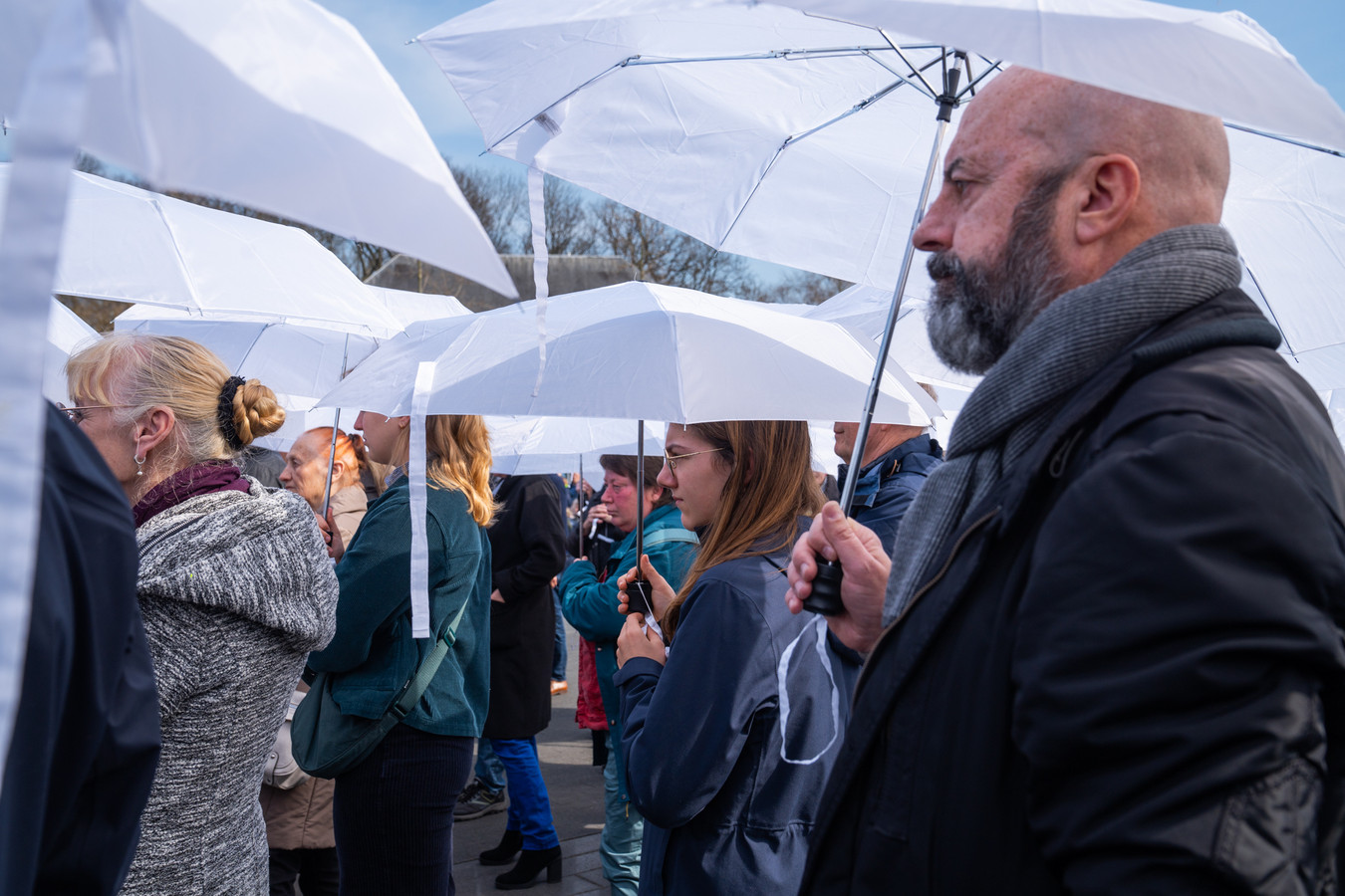 Mortsel herdenkt bombardement uit WO II met 936 witte paraplu’s: “Die ...