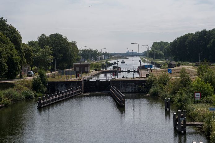 Weinig hinder voor Oosterhoutse scheepvaart bij werk aan sluis bij Tilburg | Oosterhout ...