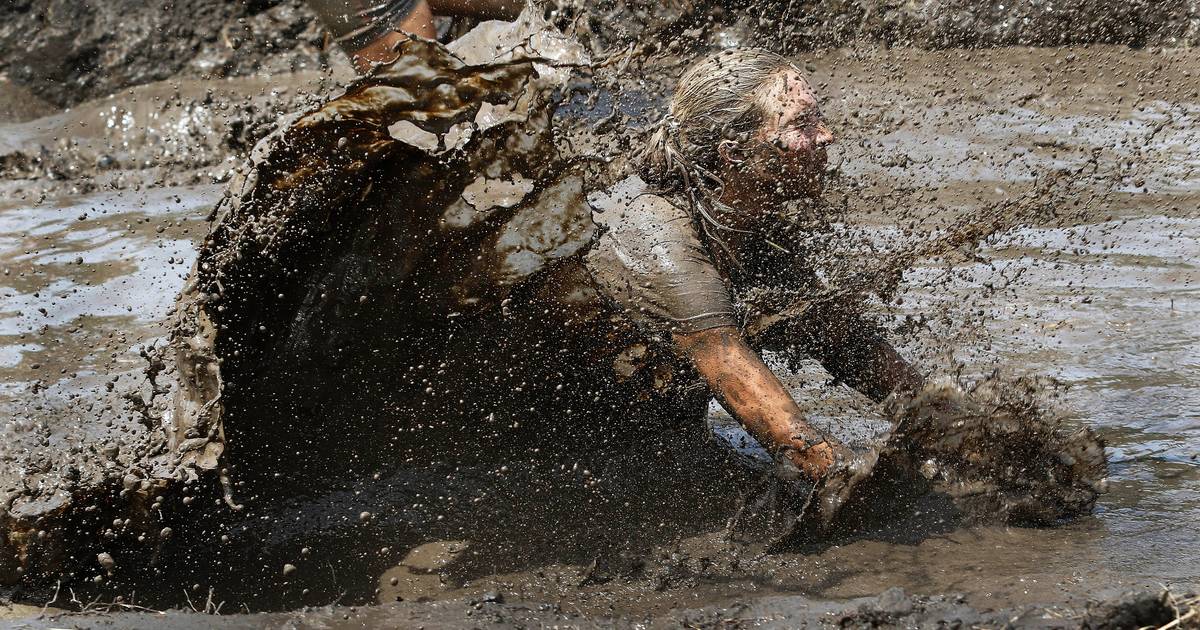 Na de Mud Challenge spoelt iedereen zich schoon in de Vliet ...