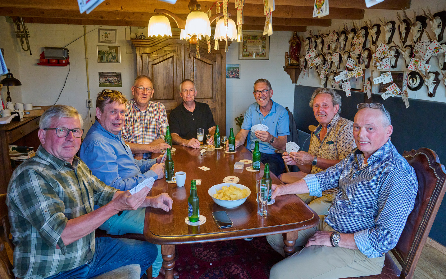 De mannen van Het Ochtendgloren schudden iedere dinsdagavond de kaarten ...