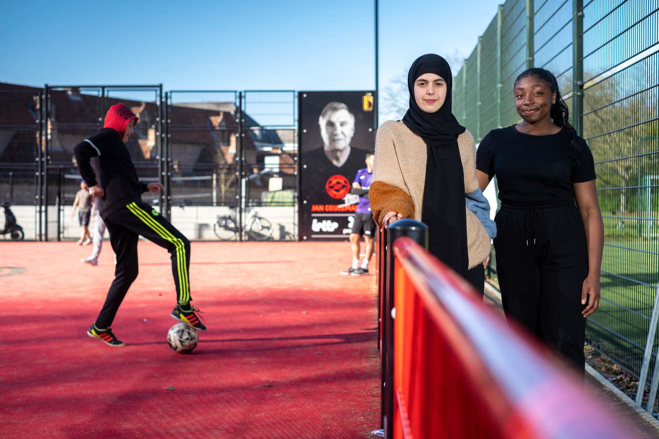 Romaissa (16) en Andrea (18) zijn de eerste Red Court Coaches in Lier ...