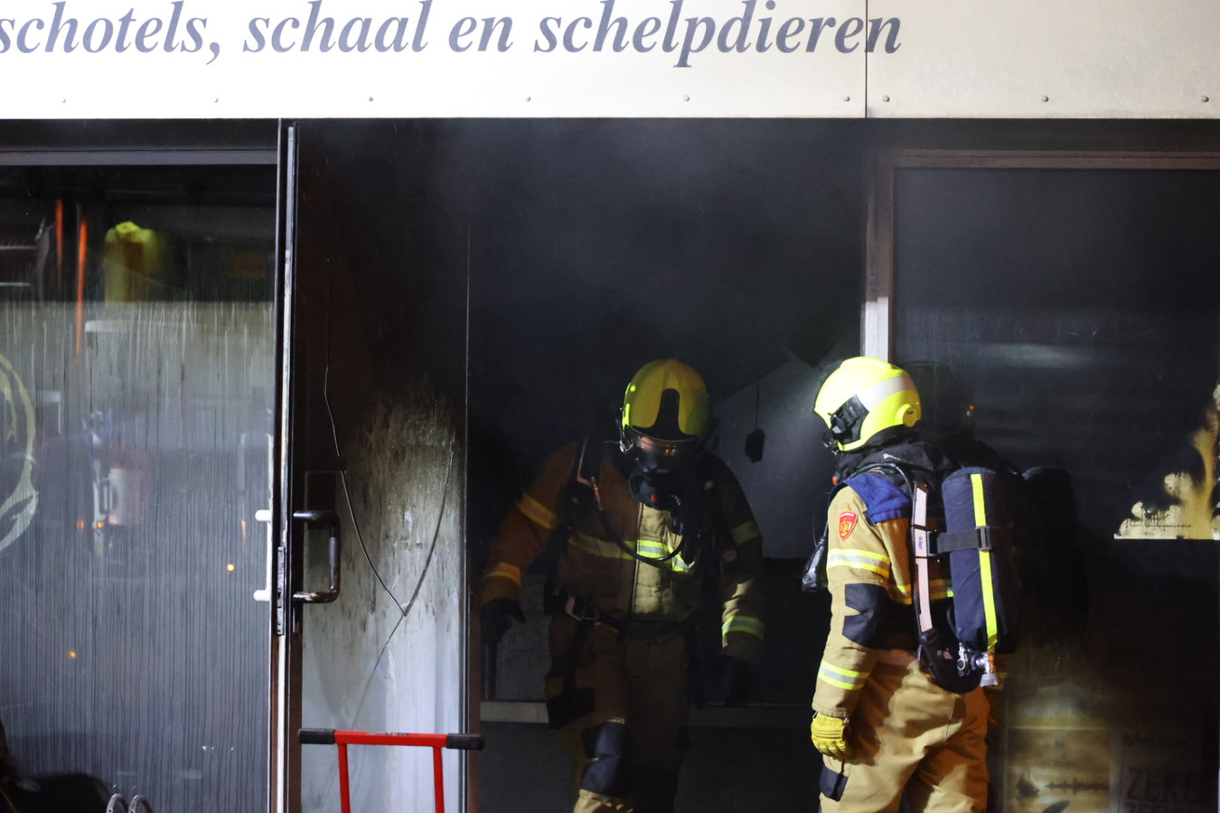 Brand in viswinkel slaat over naar bovenverdieping in Drunen | Foto | bd.nl Brand in viswinkel slaat over naar bovenverdieping in Drunen | Foto | bd.nl