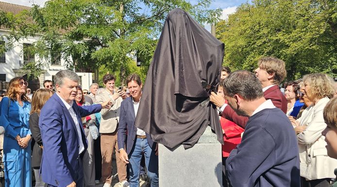 Familie van Louis Neefs onthult borstbeeld voor Mechelse zanger: “En nu ...