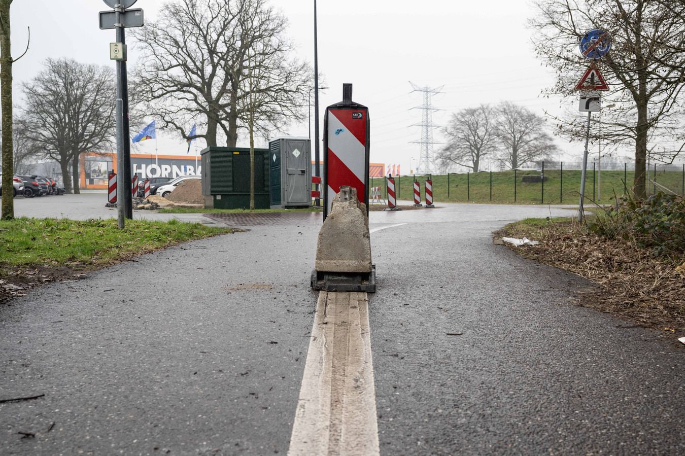 Weghalen van linke paaltjes op het fietspad in Enschede: ‘Nu rijden ...