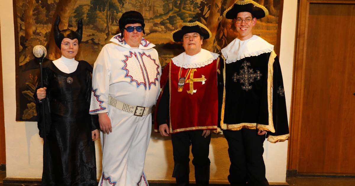 Burgemeester Bruls als Elvis het carnaval in | Nijmegen | AD.nl