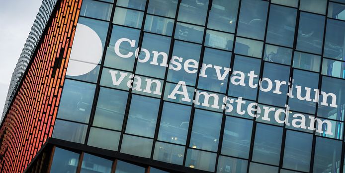 Seksuele appjes en ongewenste aanrakingen: drie docenten weg bij ...