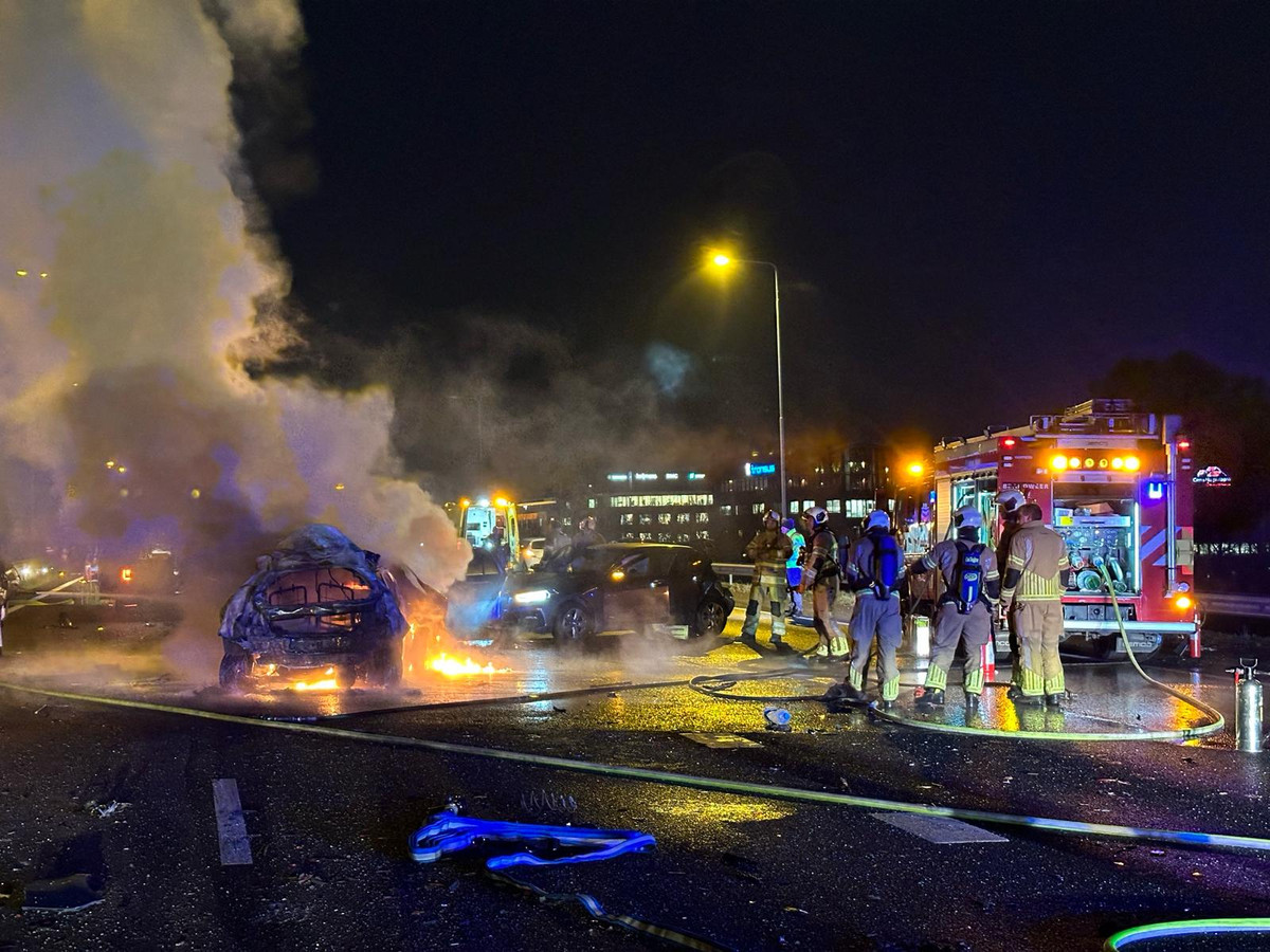 Vrachtwagen rijdt in op meerdere auto’s op A1 bij Amersfoort: vier ... Vrachtwagen rijdt in op meerdere auto’s op A1 bij Amersfoort: vier ...