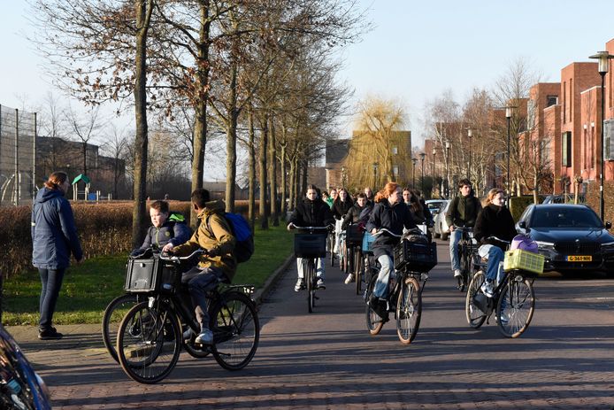 Fietsen op de stoep: Kalsbeek college pakt ‘roekeloos fietsgedrag ...