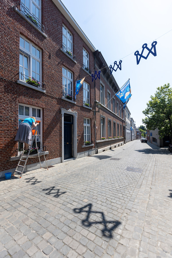 IN BEELD. Vlaggen, bloemen, tekeningen en beelden sieren Tongerse ...