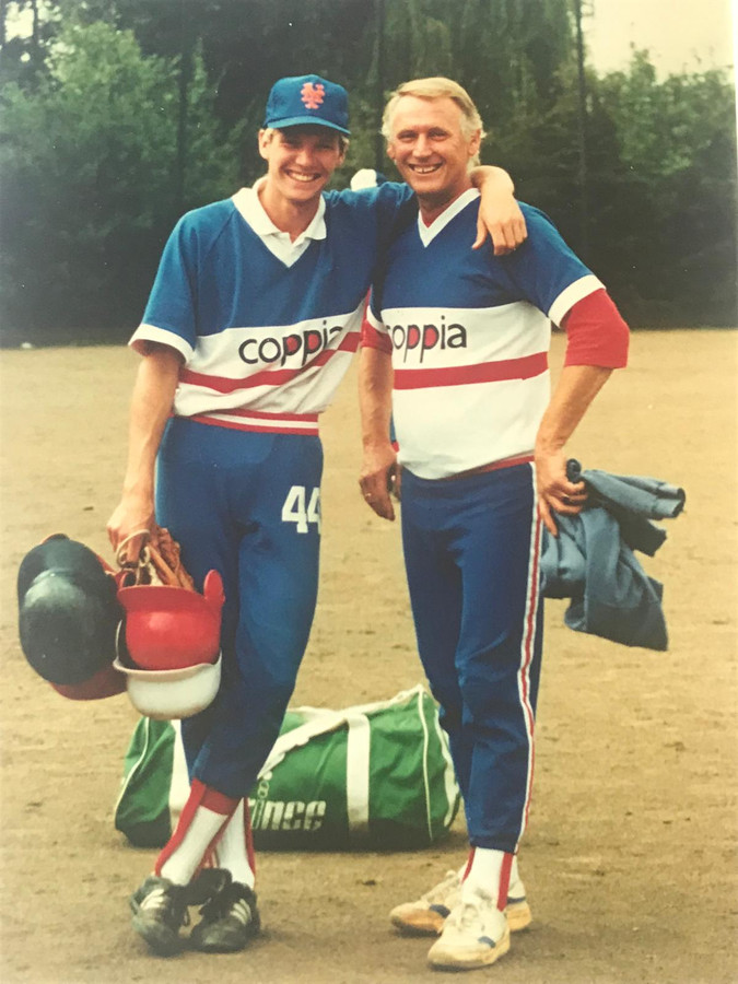Bij de opening van het nieuwe sportpark liet Coen (1941-2022) een ...