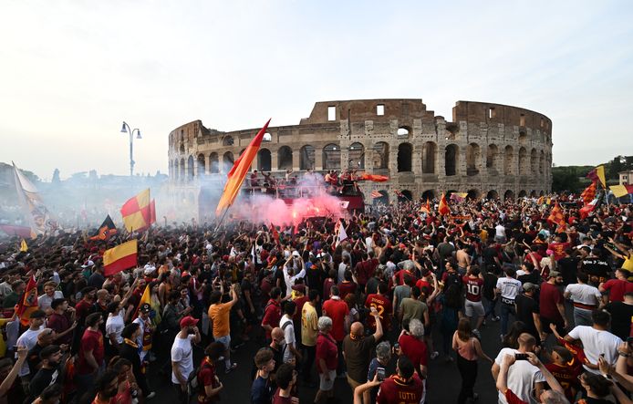 Spelers en supporters AS Roma vieren groot feest bij Colosseum na winst ...