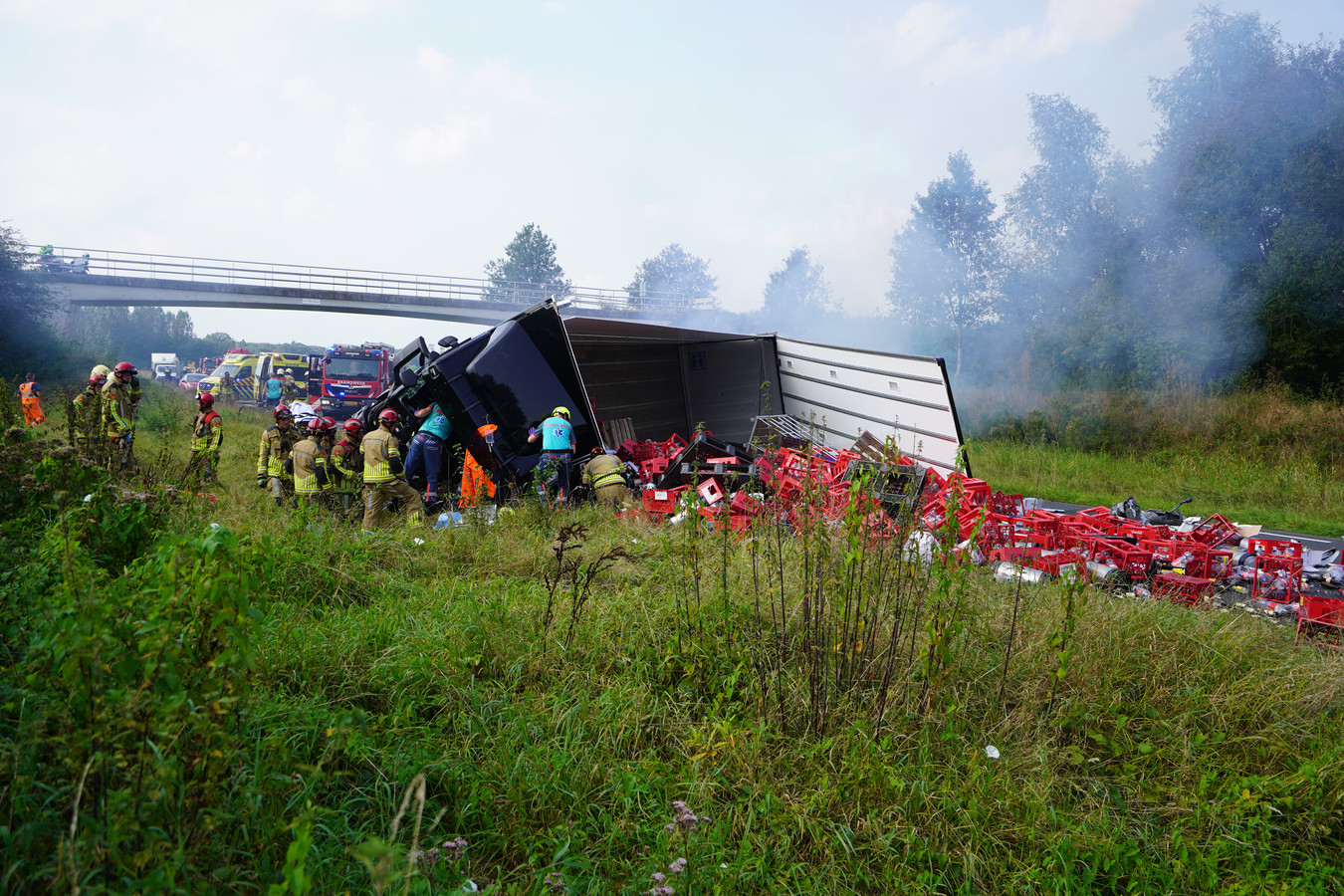 Twee doden na frontale botsing auto en vrachtwagen op N348 bij Schalkhaar | Foto | gelderlander.nl