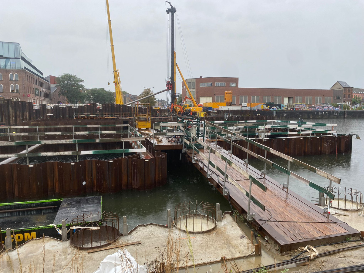 Eerste pijler van de Verapazbrug torent binnenkort boven het water uit ...
