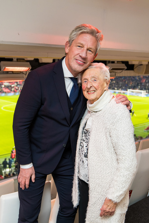 Doortje van 104 uit Gelderland is verslingerd aan PSV: ‘De Graafschap ... Doortje van 104 uit Gelderland is verslingerd aan PSV: ‘De Graafschap ...