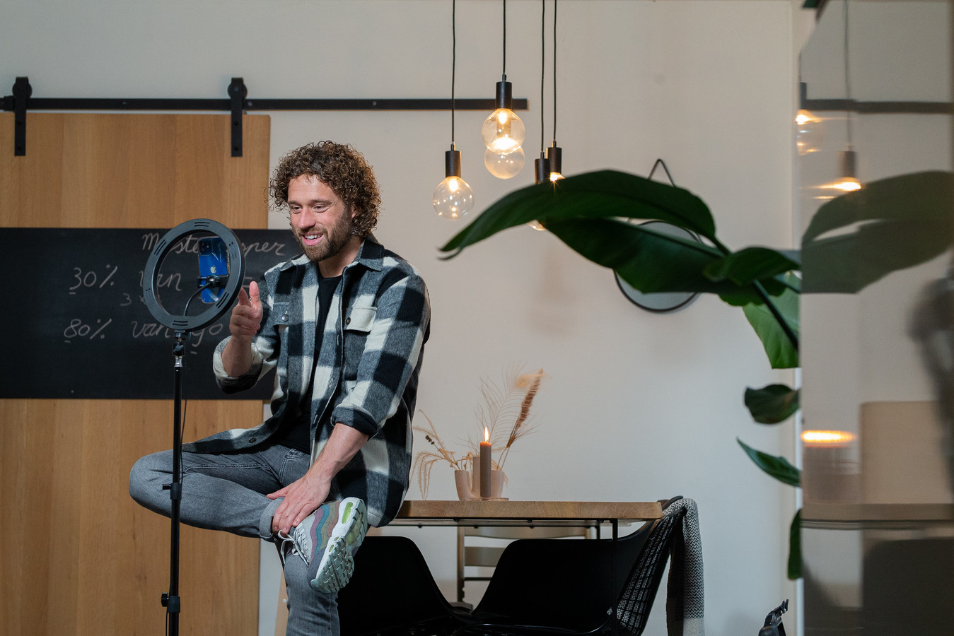 Meester Jesper is de held op TikTok: ‘Kinderen leren in mum van tijd ...