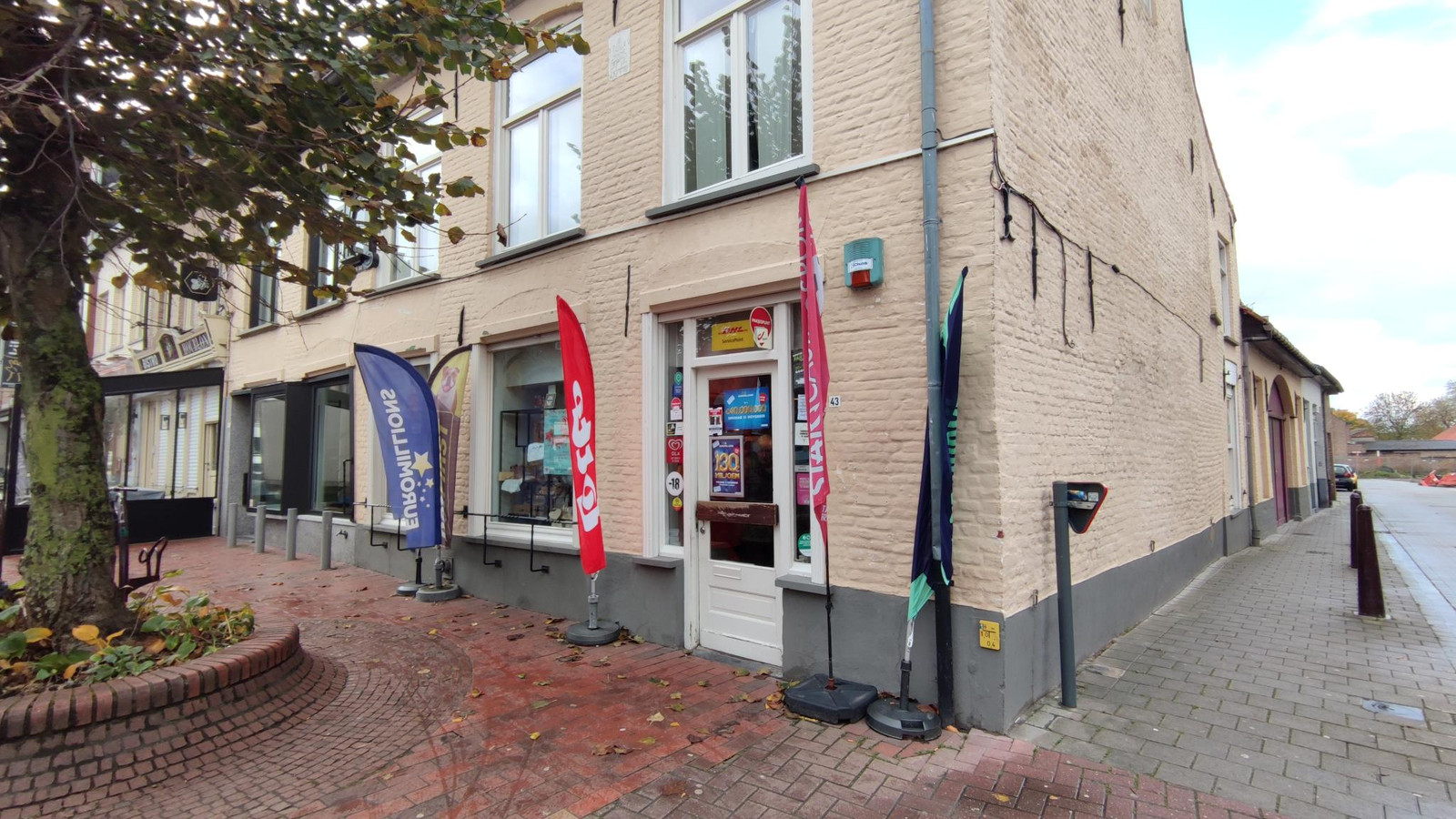 Minderjarige met doodshoofdmasker en vuurwapen overvalt krantenwinkel ... Minderjarige met doodshoofdmasker en vuurwapen overvalt krantenwinkel ...