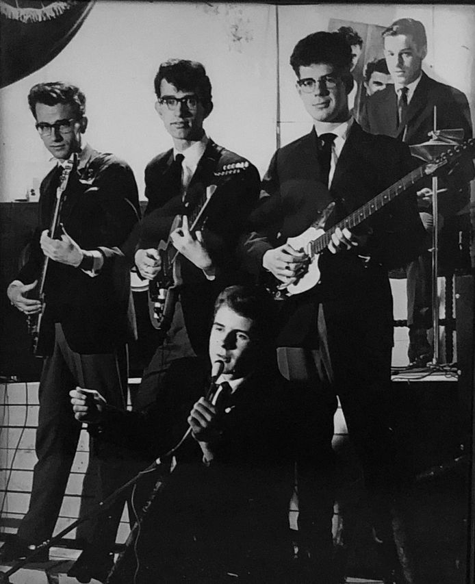 Cees (79) pakt nog graag de bas op in The Rivals Band: ‘De liefde voor ...