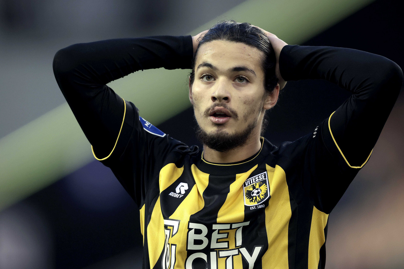 Sturing roept Hadj Moussa bij Vitesse op matje voor lakse houding: ‘Eis ...