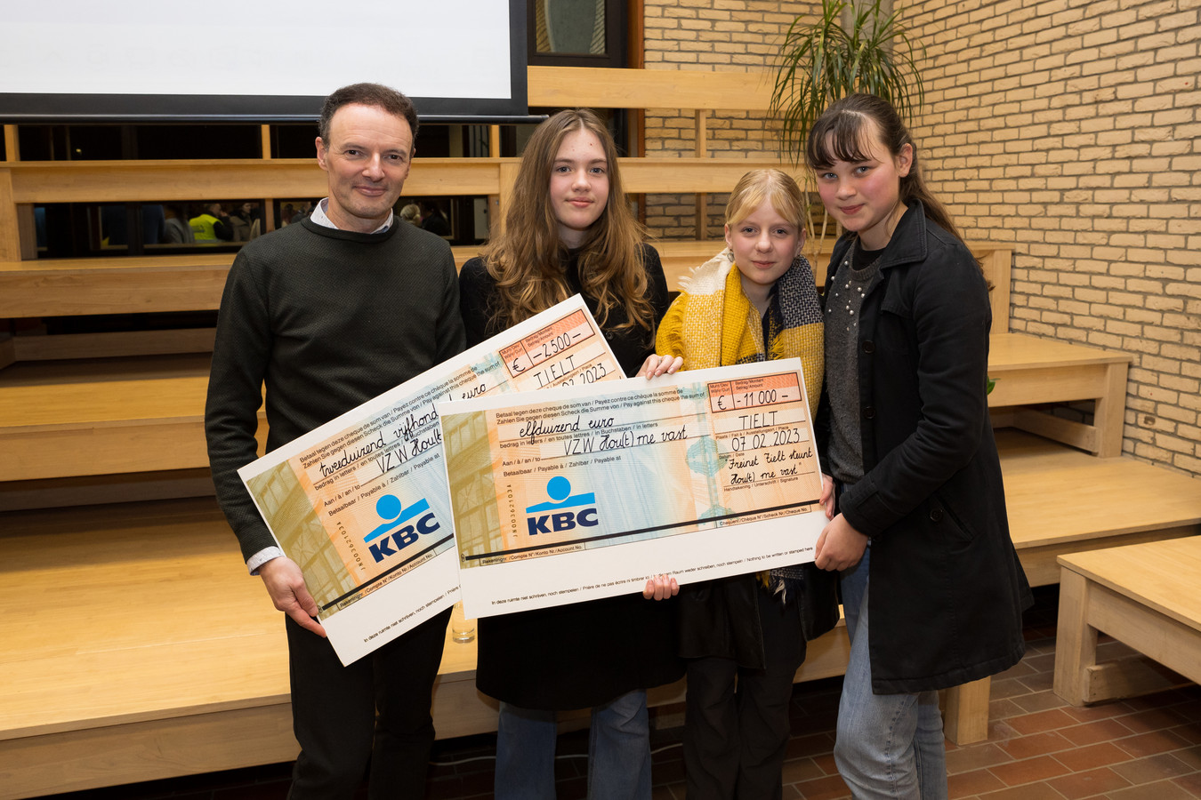 Twee scholen verkopen meer dan tweeduizend zakjes bloemzaad voor Amélie (4): “Nooit durven ...