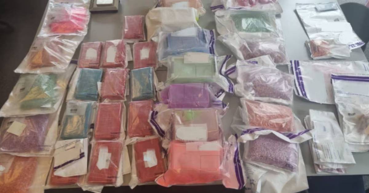 Politie vindt drugs, geld en vuurwapen bij invallen in woningen ...