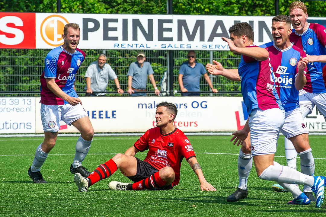 Voetbalclub opgeschrikt door arrestatieteam en Scheveningen officieel ...