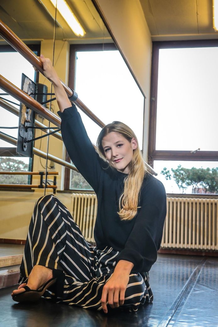 Nora Monsecour, de danseres waar ‘Girl’ op gebaseerd werd: “Ik vertel ...