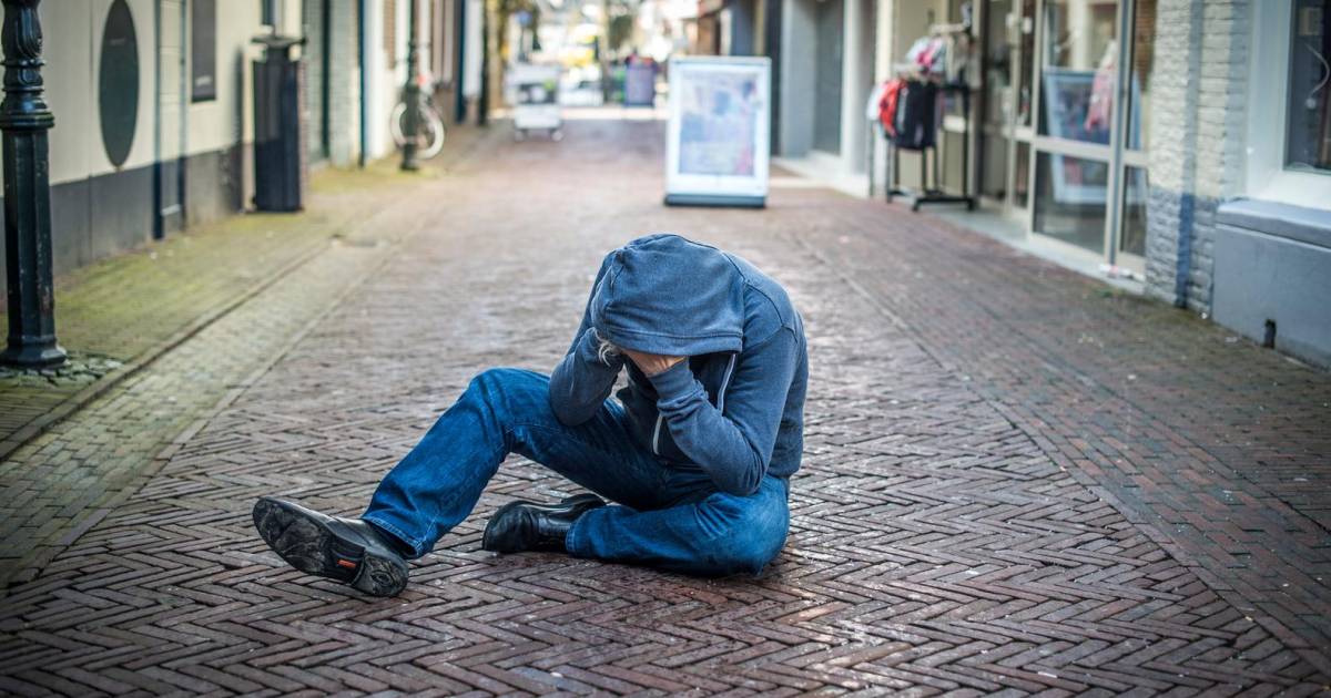 Verwarde man loopt al jaren naakt bij scholen en poept in de tuin van ...