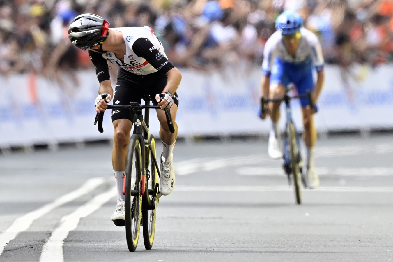 Droomstart voor Team UAE: Adam Yates wint tweelinggevecht en pakt ...